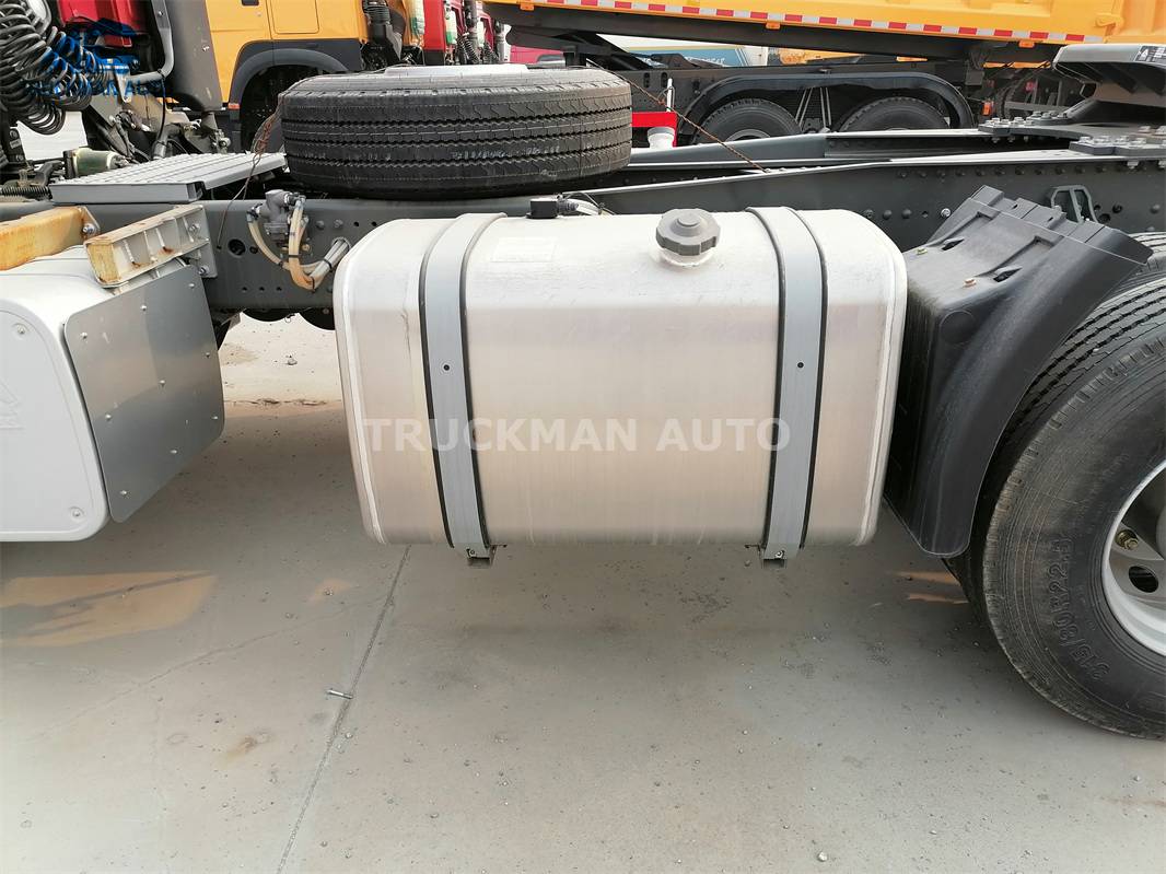 SINOTRUK HOWO 420HP Prime Mover Truck With Tubeless Tire